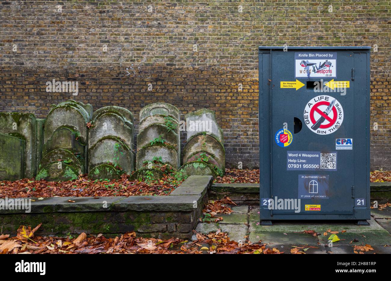 Old leaves bin hi-res stock photography and images - Alamy