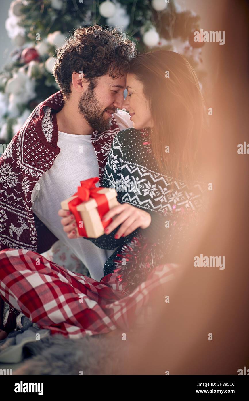 Family around christmas tree hi-res stock photography and images - Alamy
