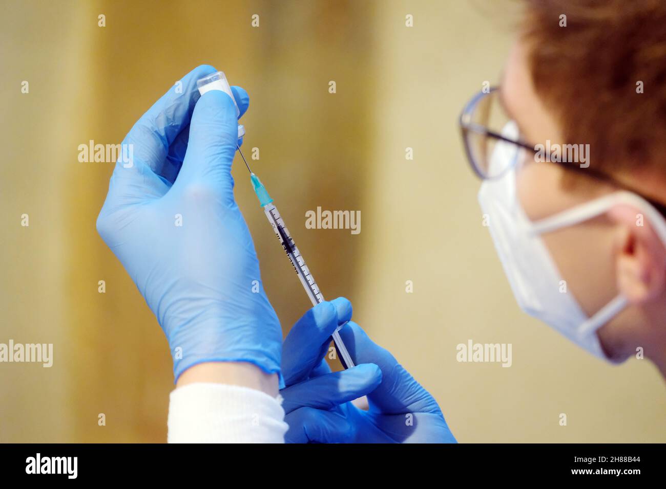 28 November 2021, Saxony, Leipzig: Medical personnel dose Corona ...