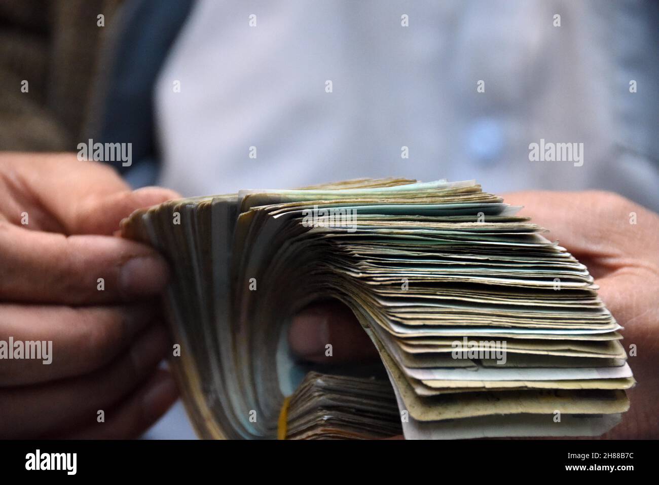 (211128) -- KABUL, Nov. 28, 2021 (Xinhua) -- An Afghan man counts money ...