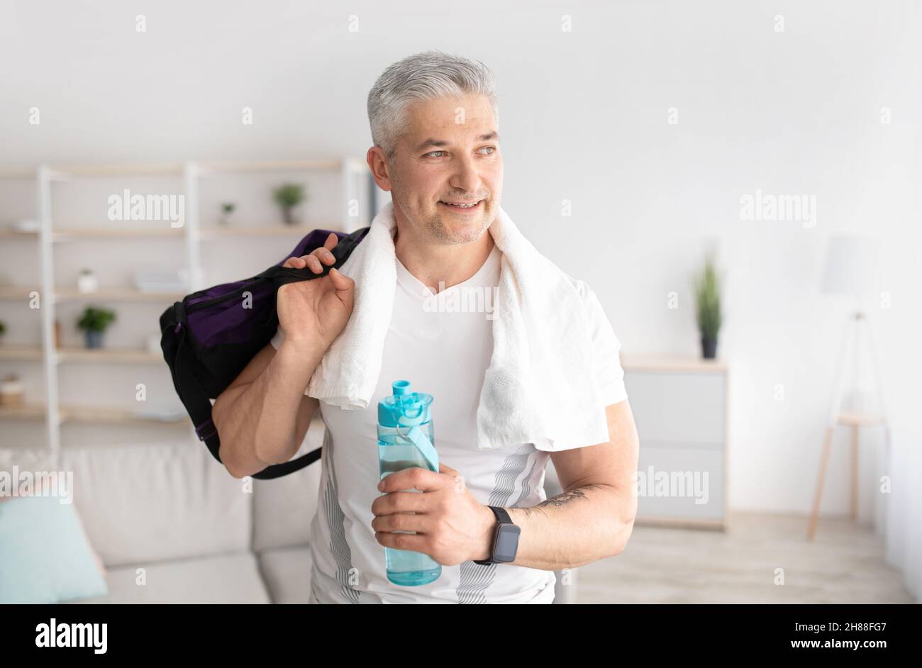 Man mature gym training hi-res stock photography and images - Alamy