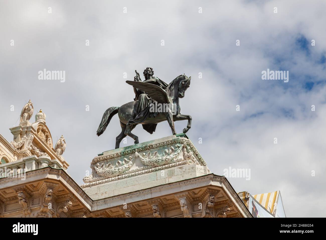 Vienna opera house detail sculpture hi-res stock photography and images ...
