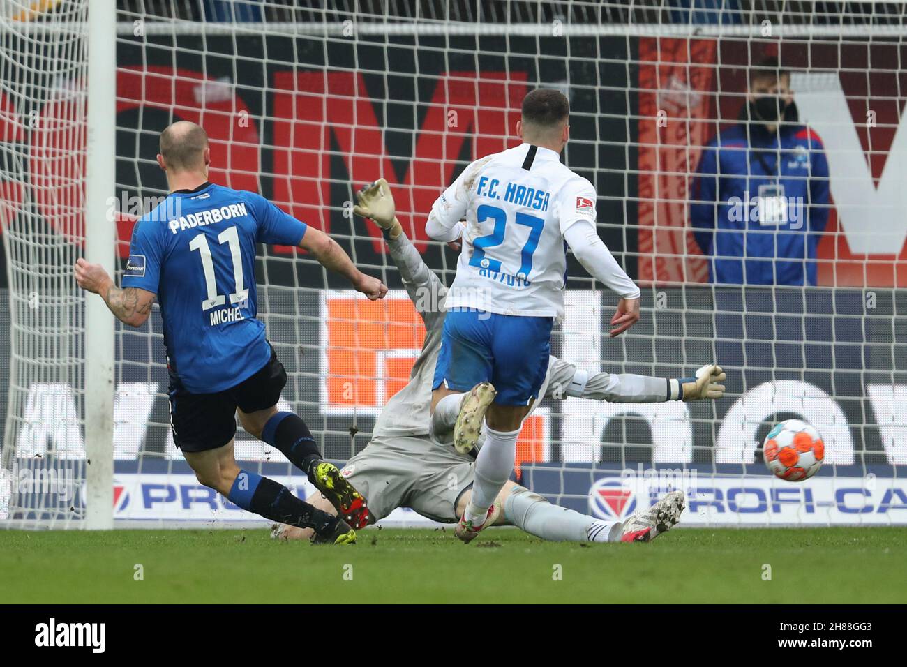 28 November 2021, North Rhine-Westphalia, Paderborn: Football: 2 ...