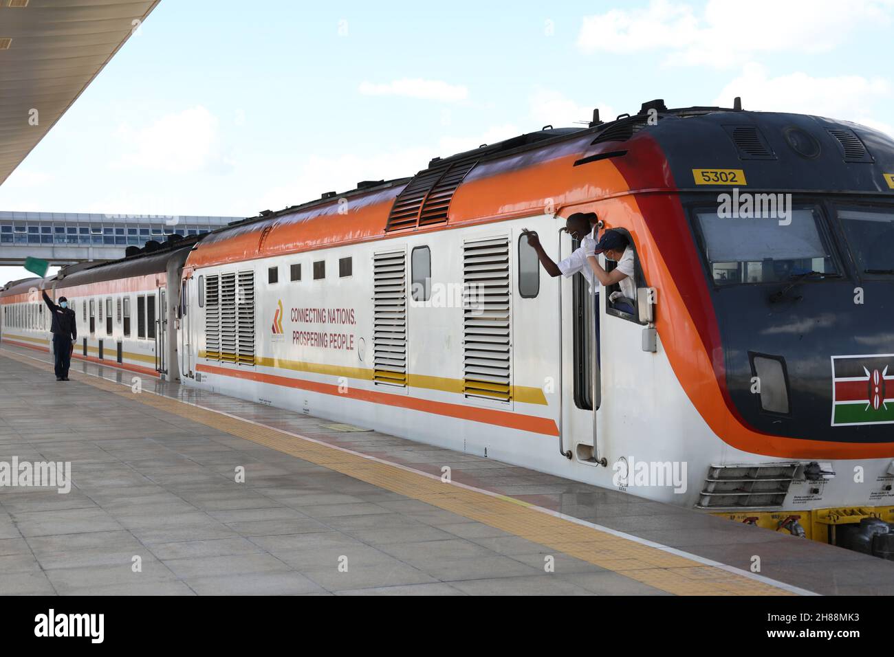 Nirobi, Kenya. 17th Nov, 2021. Chinese and Kenyan drivers prepare to ...