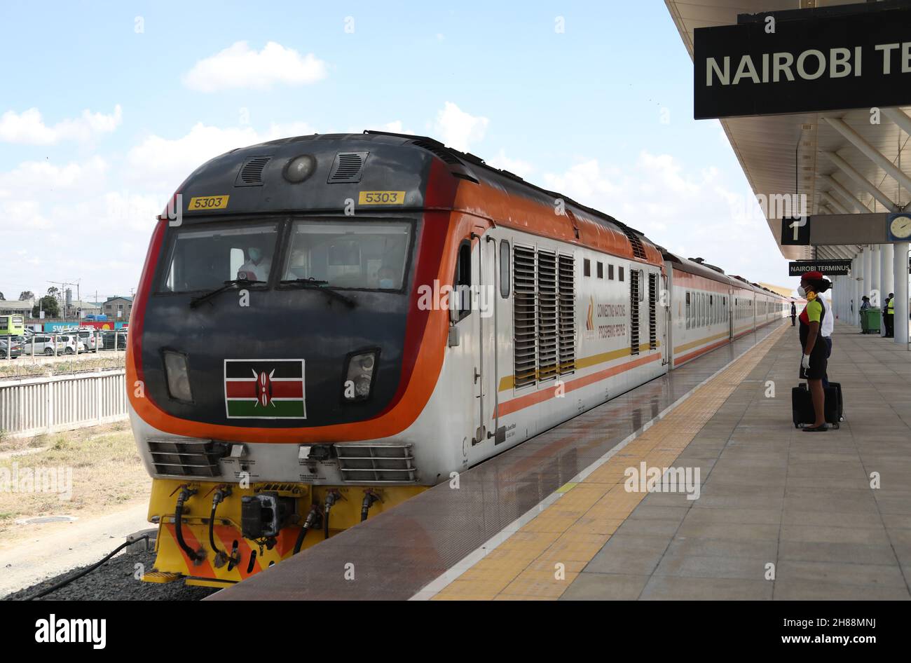 (211128) -- NIROBI, Nov. 28, 2021 (Xinhua) -- A train arrives at ...