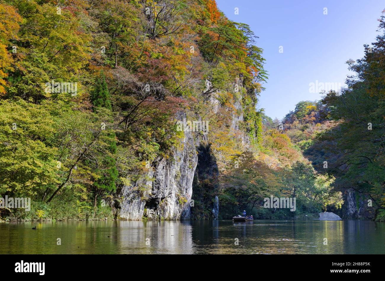 Geibikei Gorge covered in beautiful autumn colors, Iwate Prefecture ...