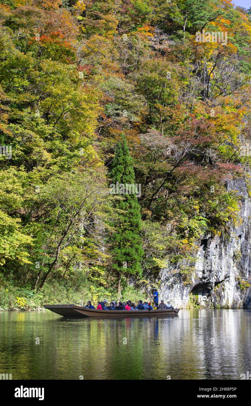 Geibikei Gorge covered in beautiful autumn colors, Iwate Prefecture ...