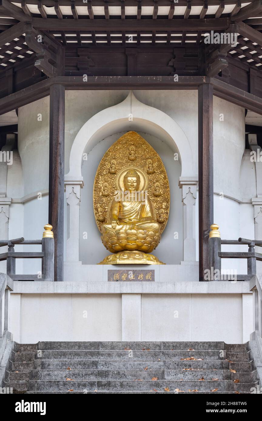The London Peace Pagoda - Battersea Park Stock Photo - Alamy