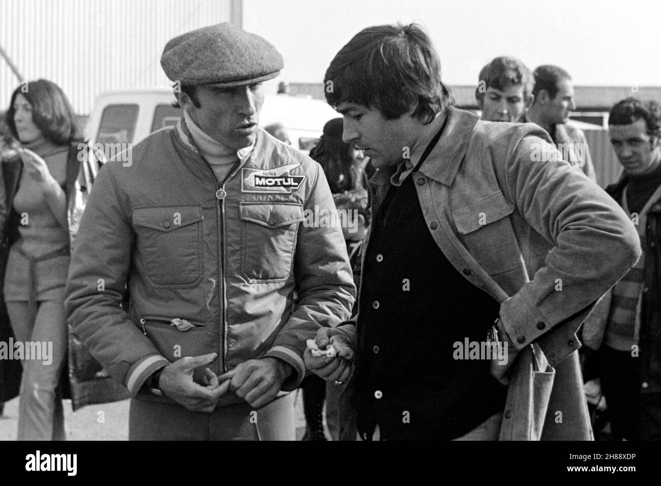 Sir Frank Williams and Dave Brodie in conversation at Mallory Park in ...