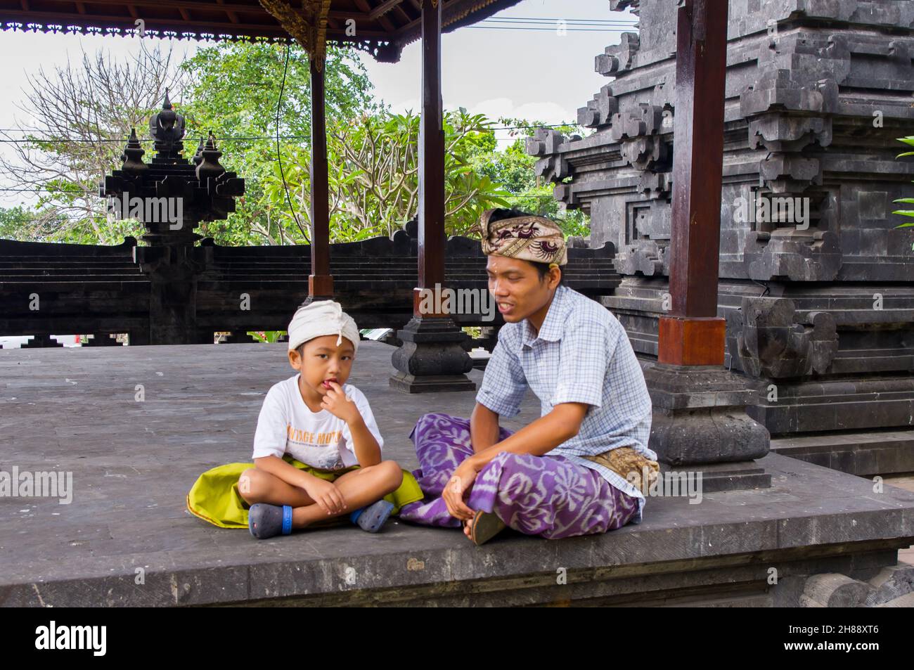 Balinese man smiling hi-res stock photography and images - Alamy