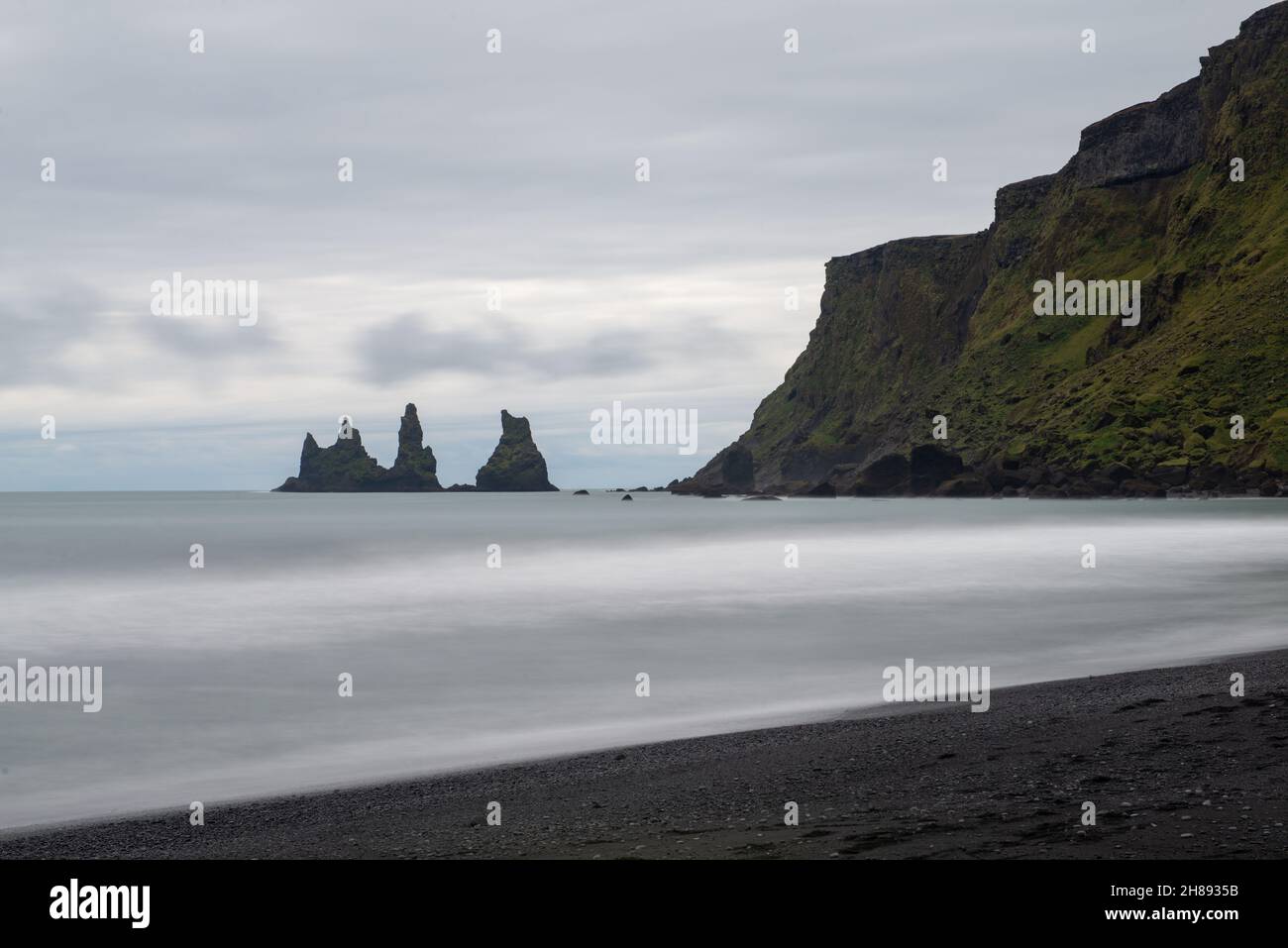 Black sand beach in vik iceland hi-res stock photography and images - Alamy