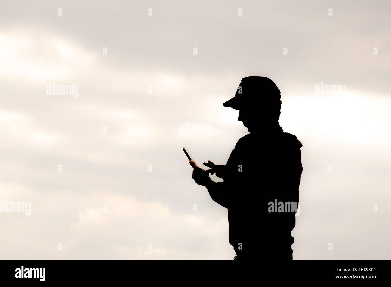 Person holding phone silhouette hi-res stock photography and images - Alamy