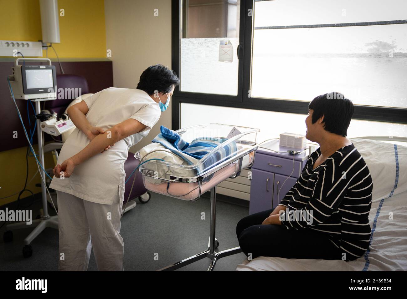 Female nurse checking child hi-res stock photography and images - Alamy