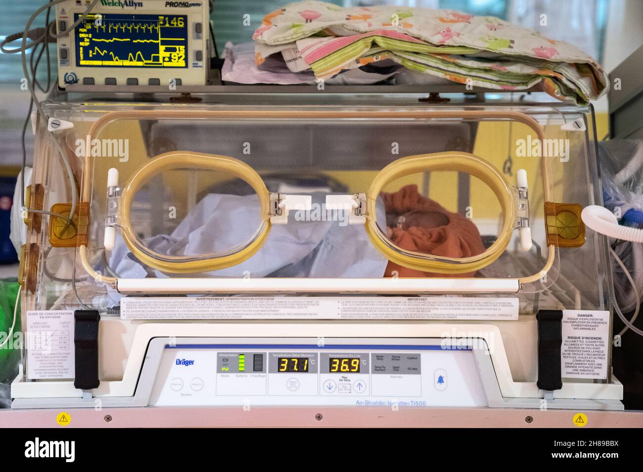 Neonatal emergency ambulance hi-res stock photography and images - Alamy