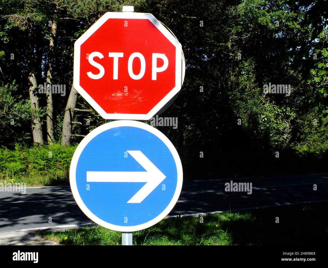Road sign signs symbols markings hi-res stock photography and images ...