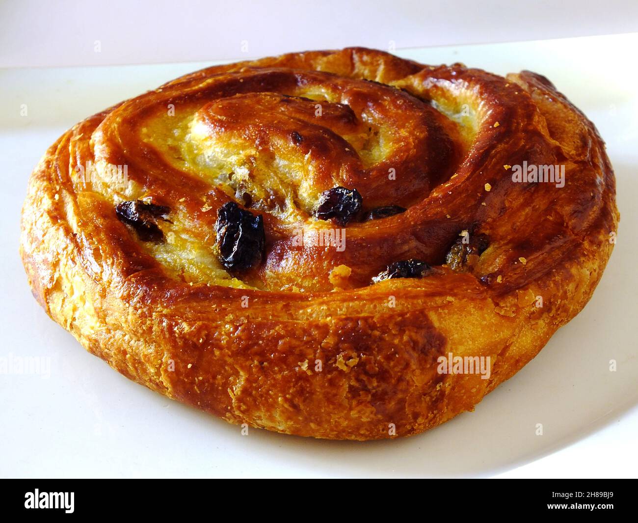 Raisin bun food meal hi-res stock photography and images - Alamy