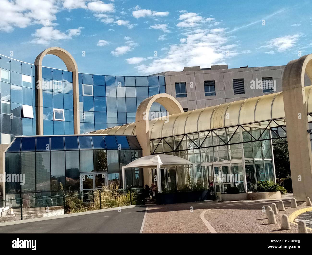 Hospital center hi-res stock photography and images - Alamy