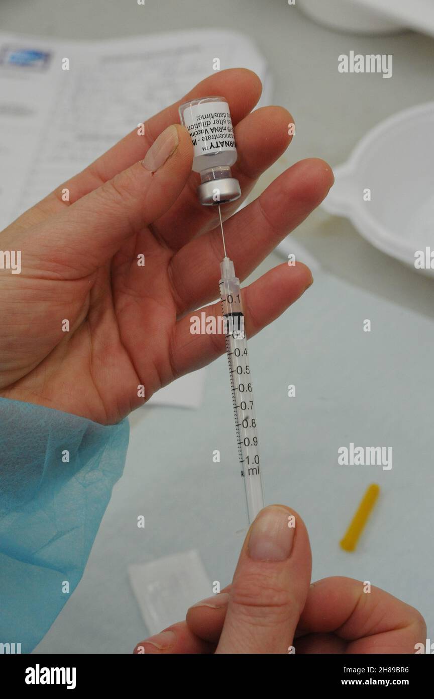 Preparation for injection hi-res stock photography and images - Alamy