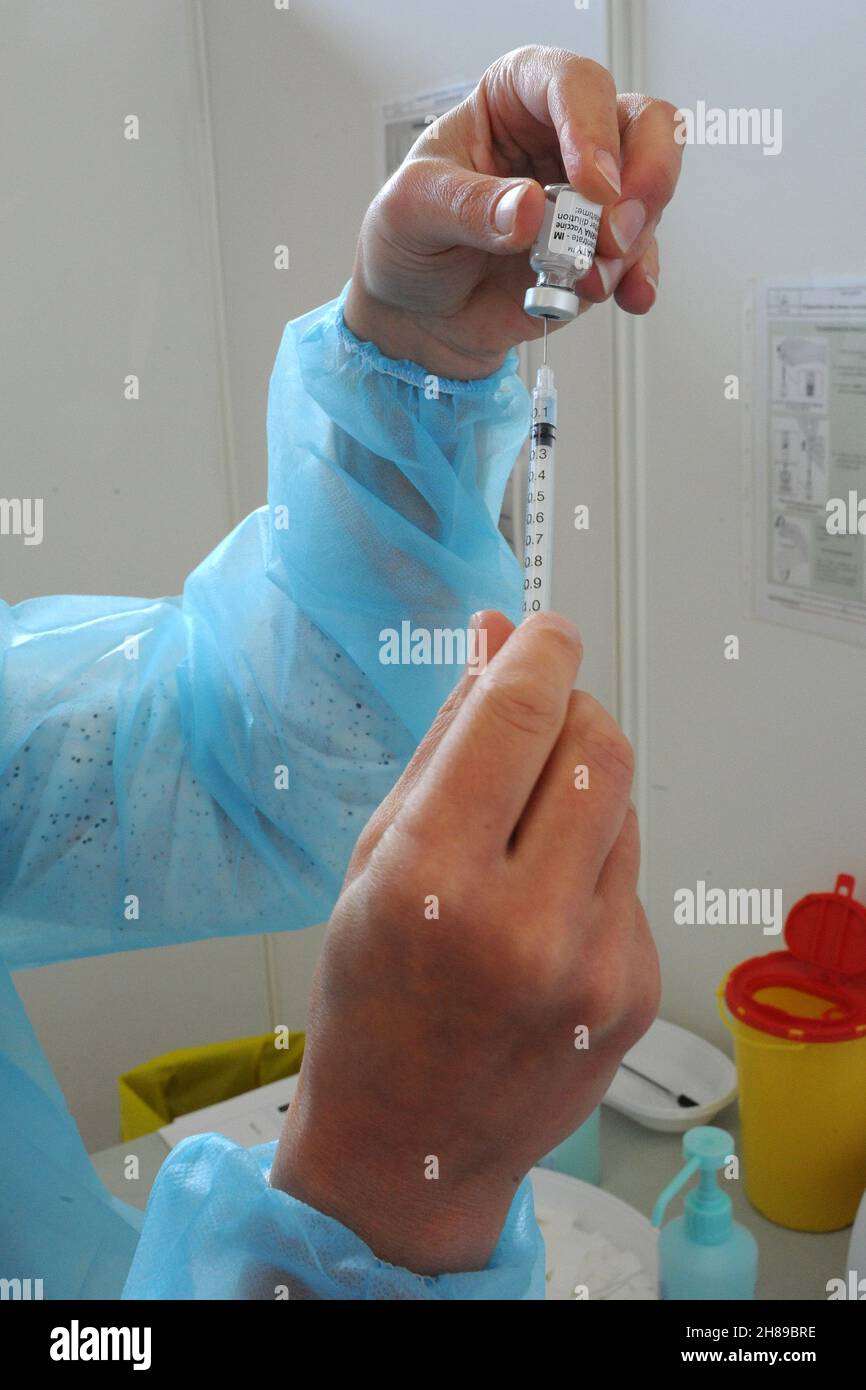 Preparation of vaccine doses Stock Photo - Alamy