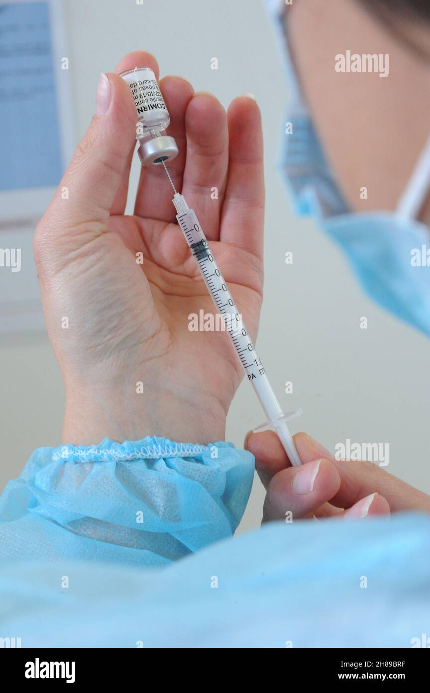 Preparation of vaccine doses Stock Photo - Alamy