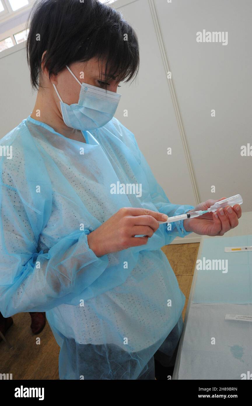 Preparation of vaccine doses Stock Photo - Alamy
