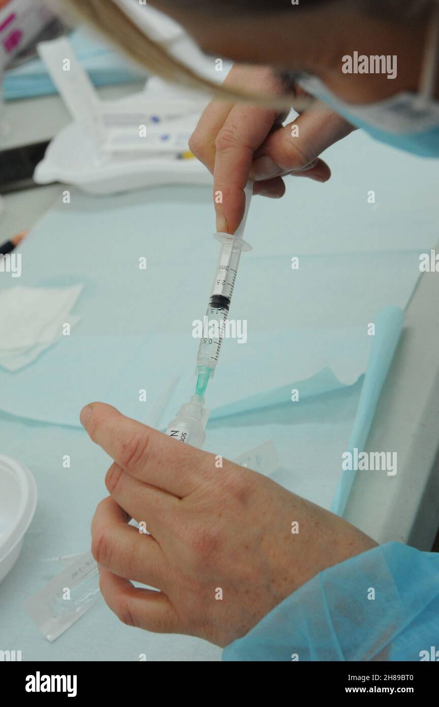 Preparation of vaccine doses Stock Photo - Alamy