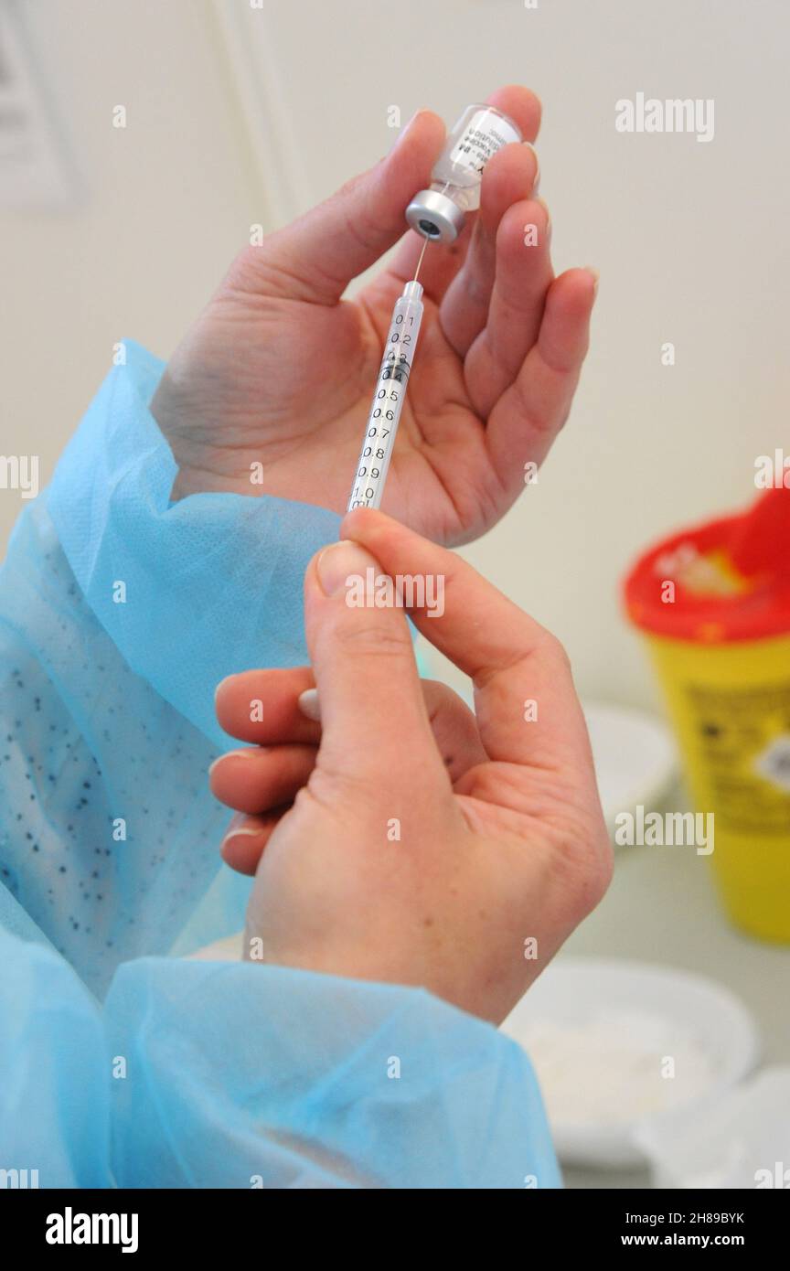 Preparation of vaccine doses Stock Photo - Alamy