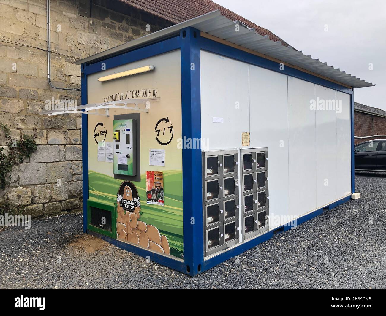 Automated distributor hi-res stock photography and images - Alamy