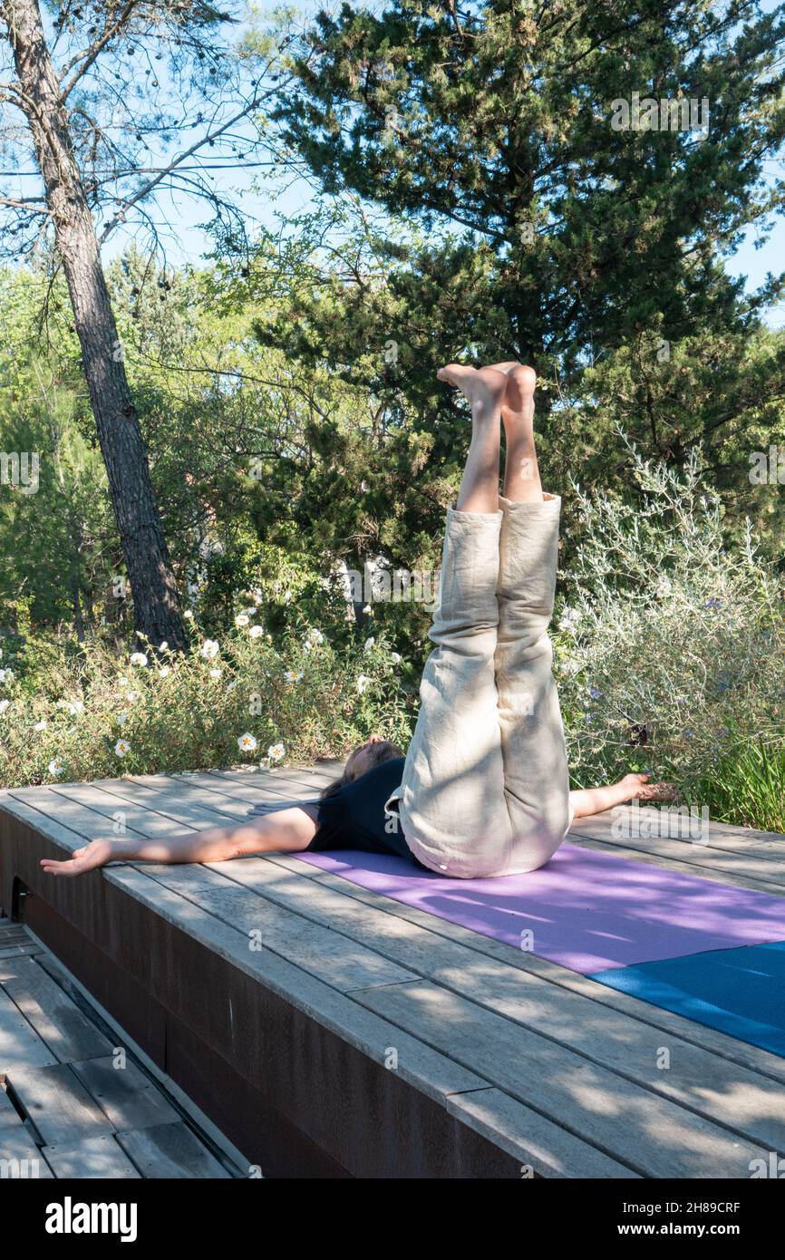 Yoga men outdoors hi-res stock photography and images - Alamy