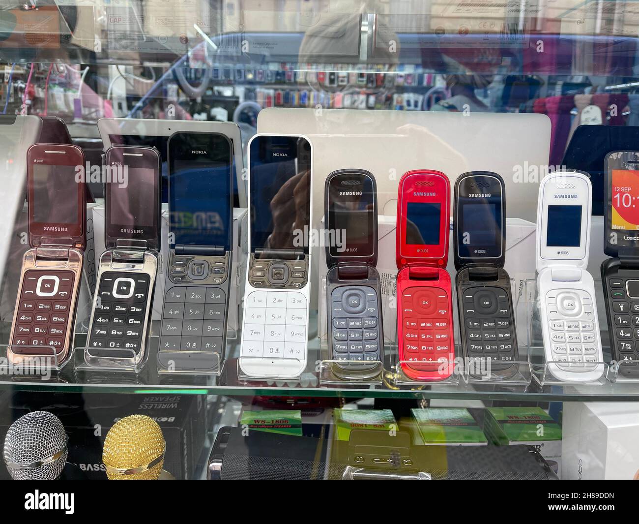 Flip phones hi-res stock photography and images - Alamy