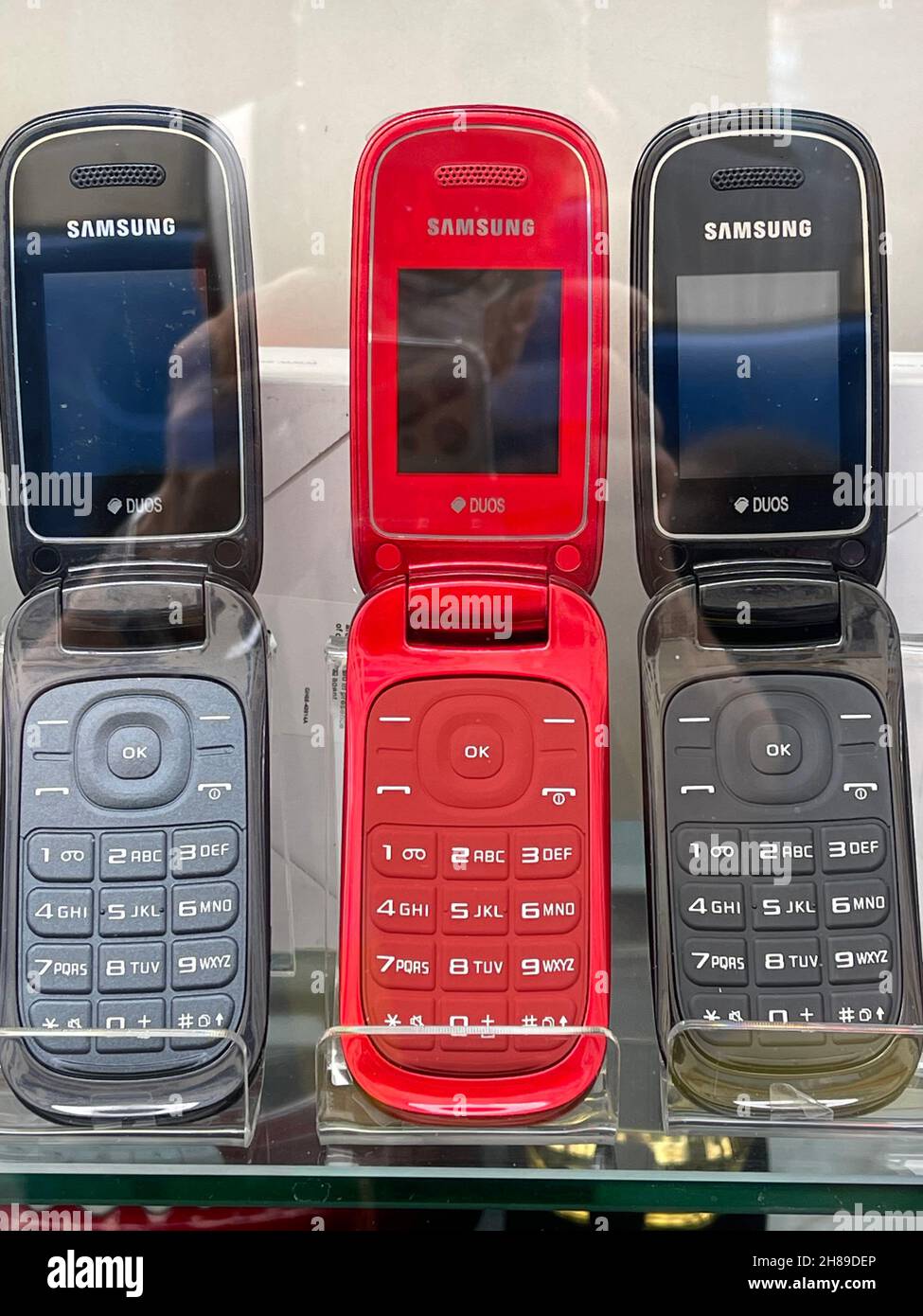 Flip phones hi-res stock photography and images - Alamy