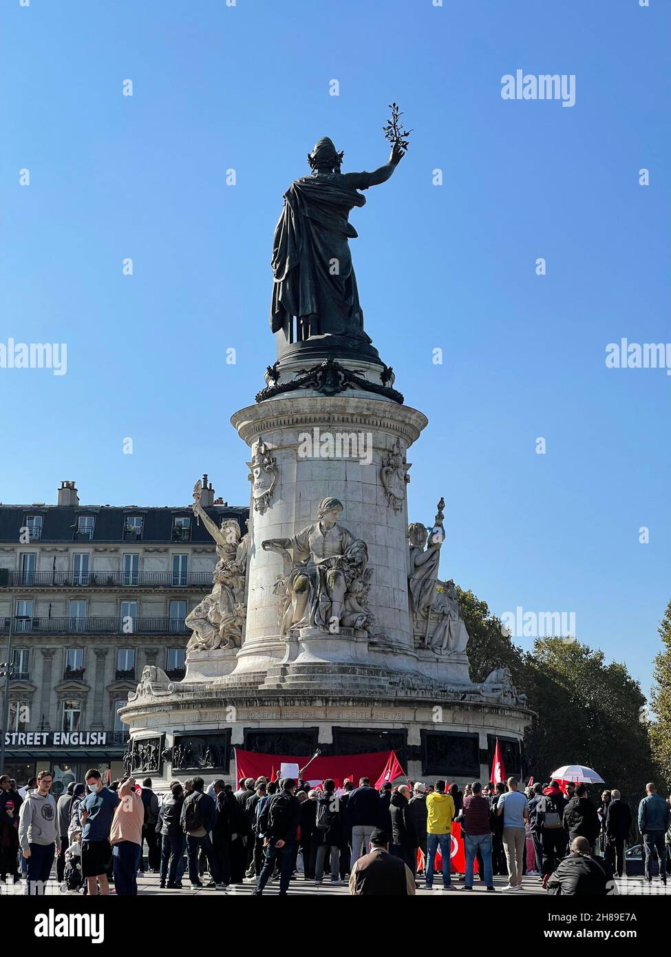 Crowd statue sculpture hi-res stock photography and images - Alamy