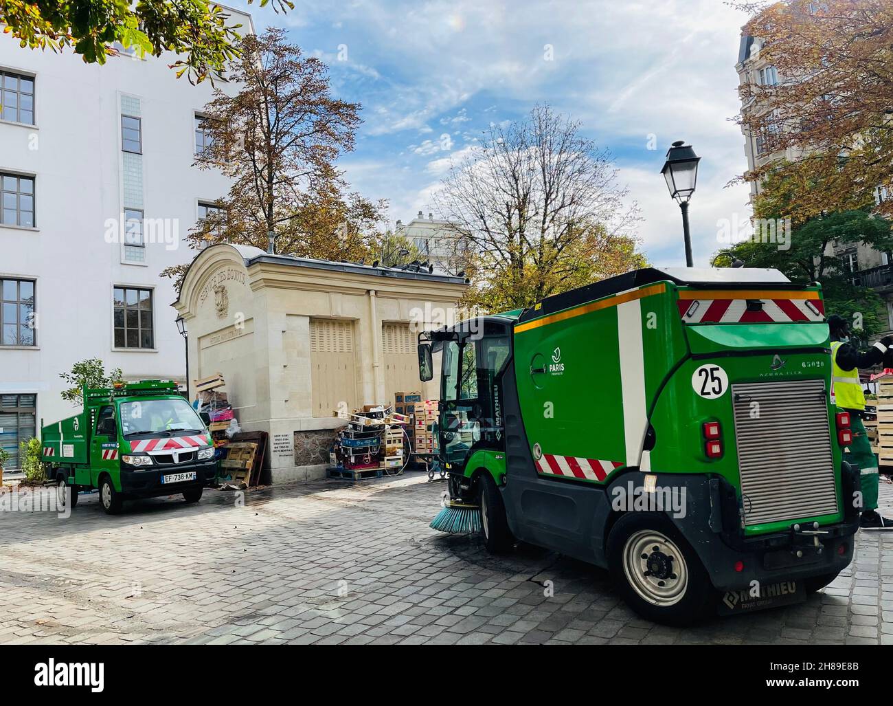Cleaning sanitation street vehicle hi-res stock photography and images ...