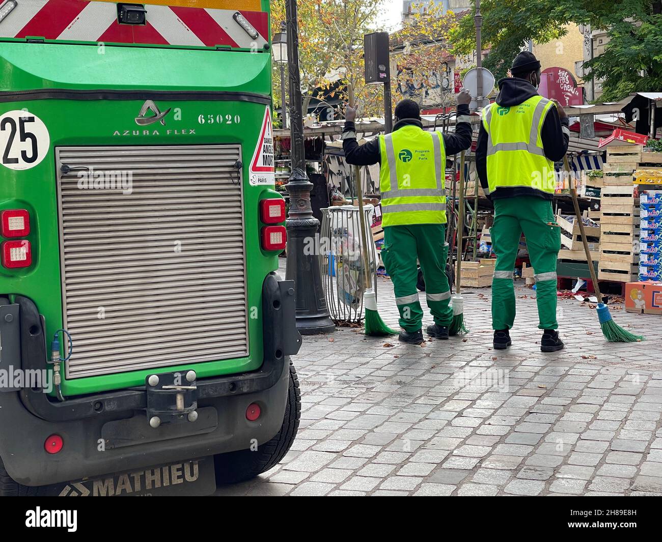 France garbage cleaning street hi-res stock photography and images - Alamy