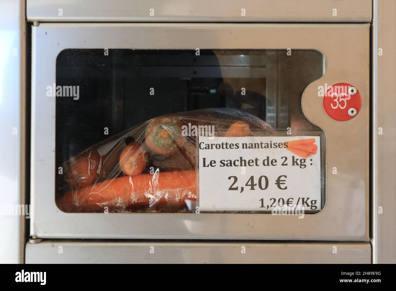 Organic vegetable distributor Stock Photo - Alamy