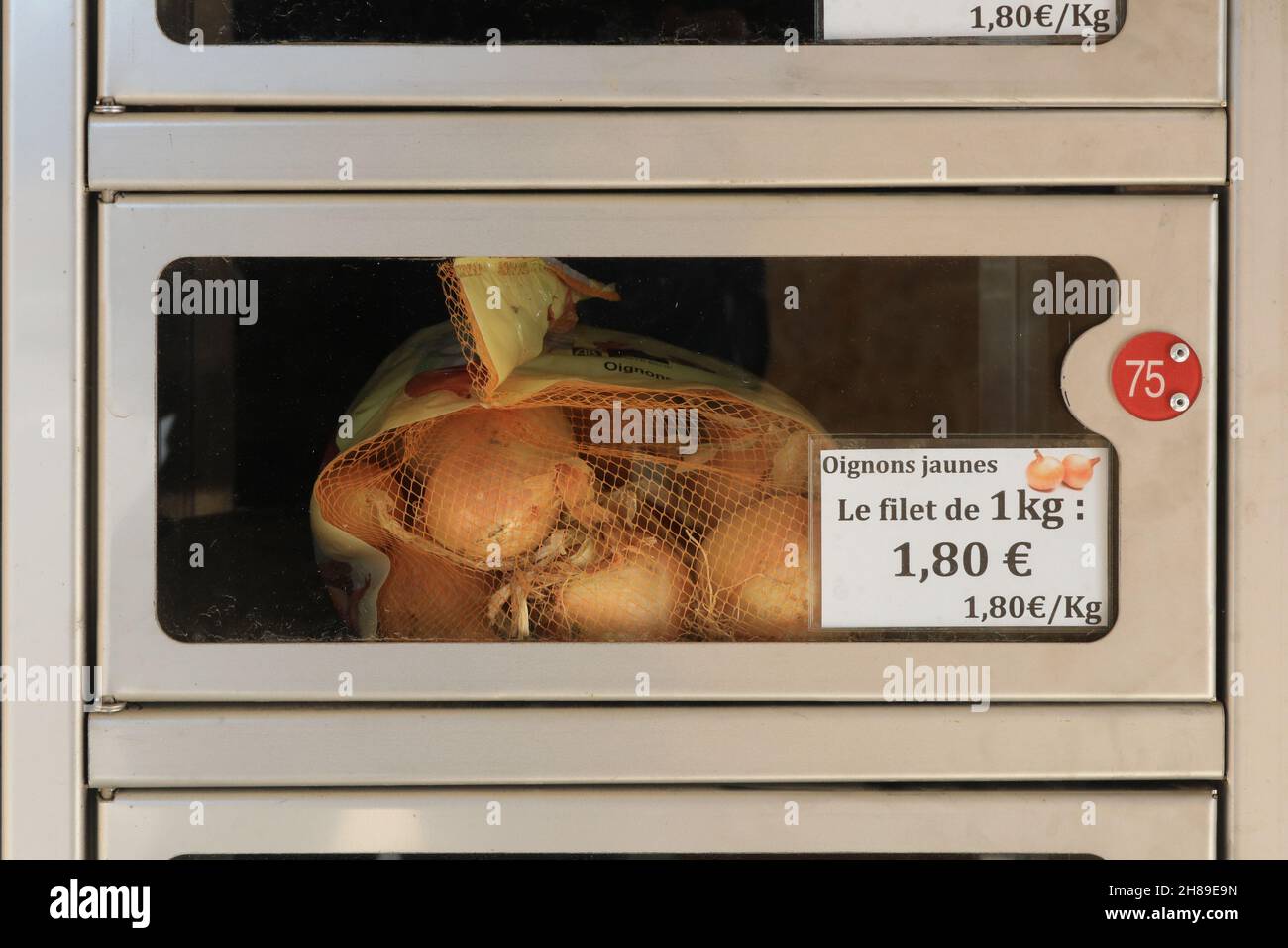 Organic vegetable distributor Stock Photo - Alamy