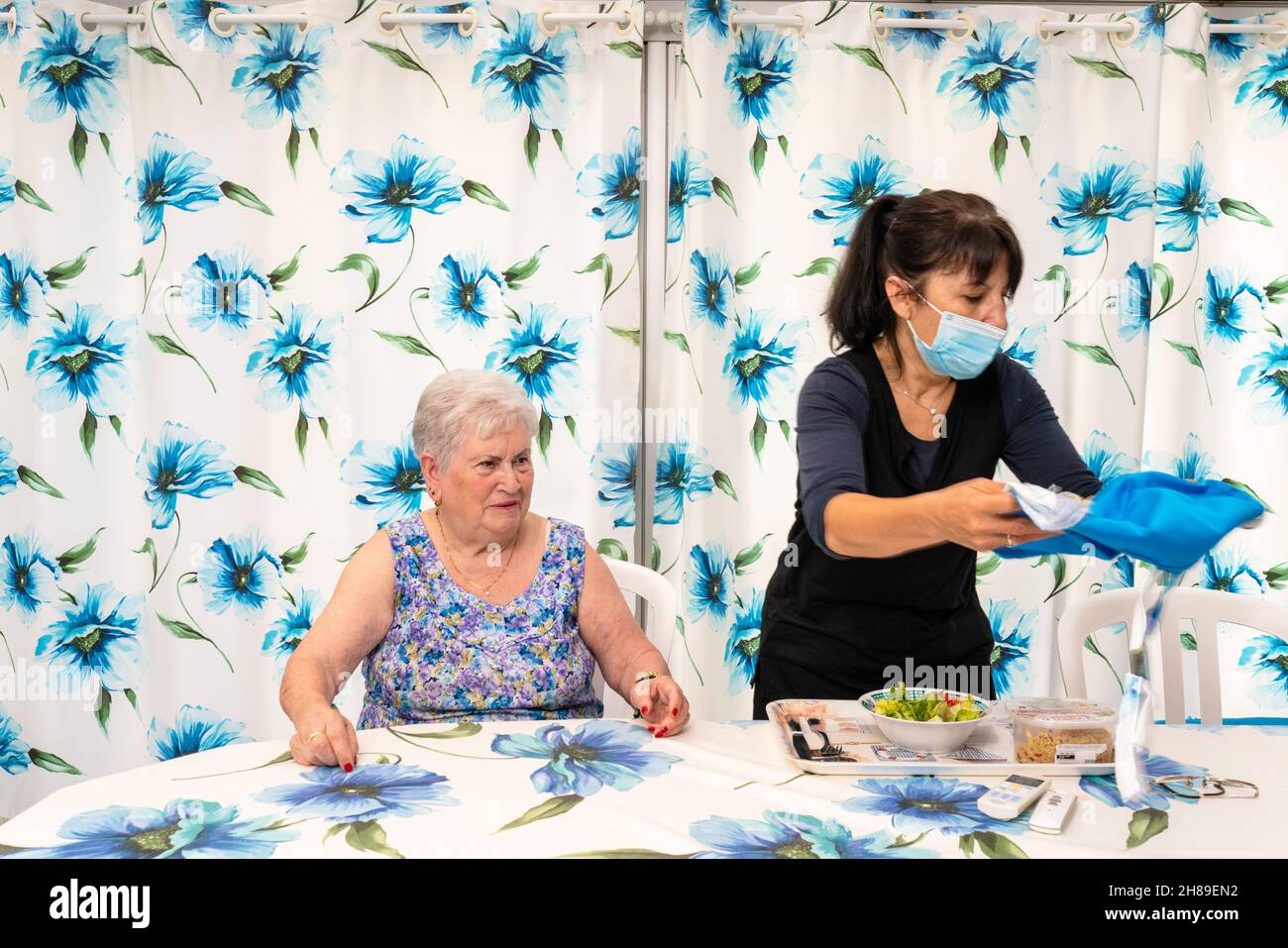 Home help for the elderly Stock Photo - Alamy