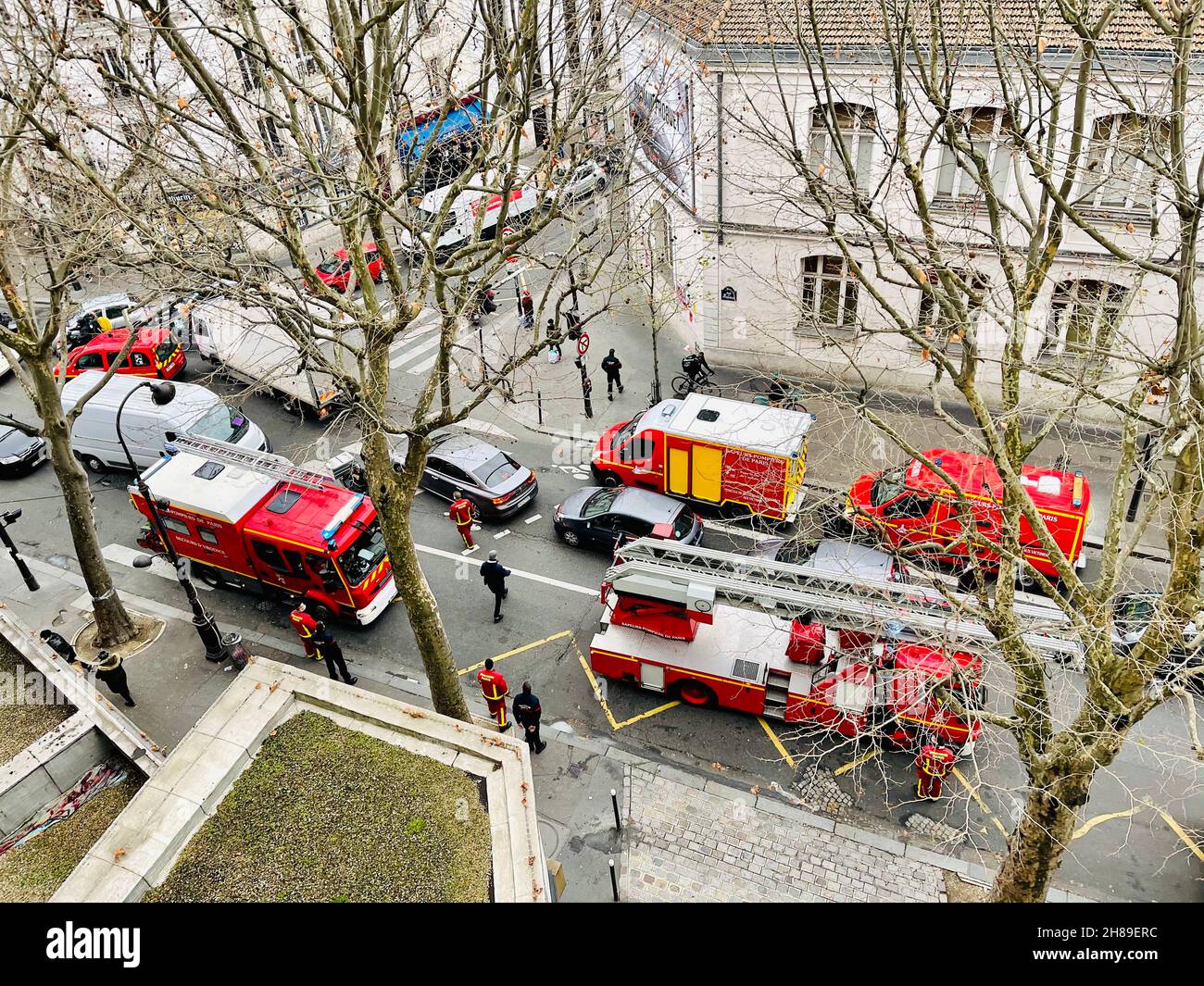Paris firefighters intervention Stock Photo - Alamy