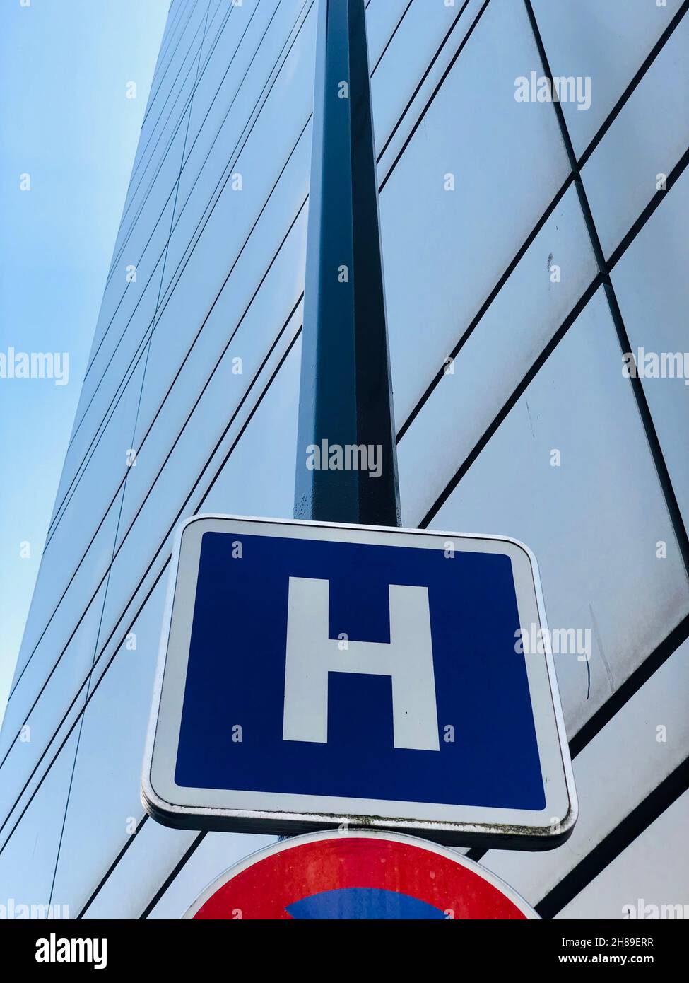 Parking prohibited hospital Stock Photo - Alamy