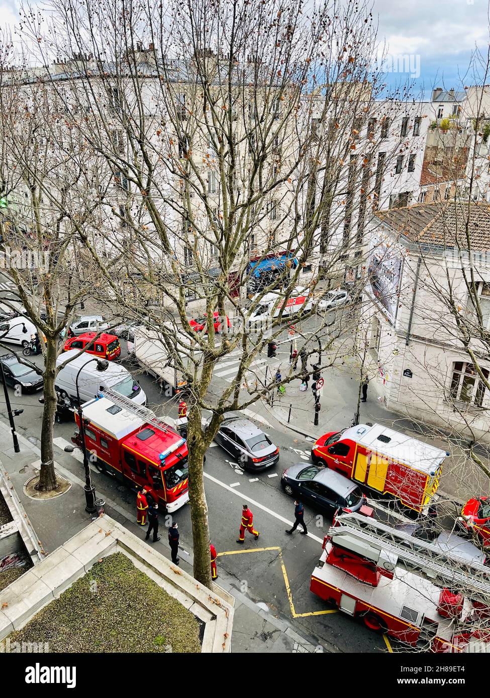 Paris firefighters intervention Stock Photo - Alamy