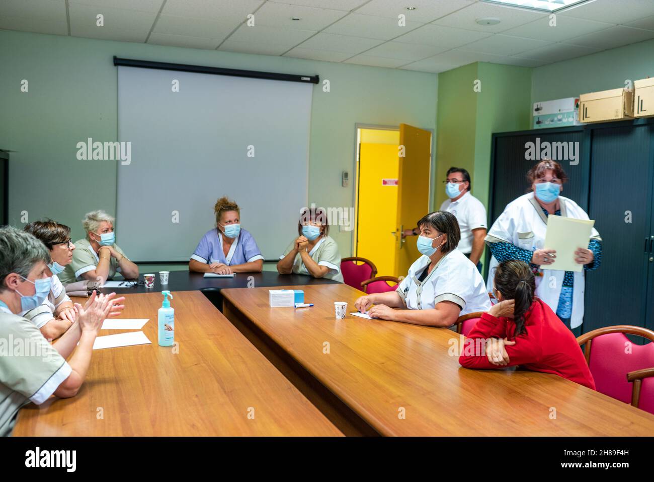 Medical team meeting senior hi-res stock photography and images - Alamy