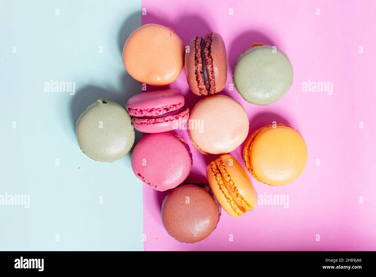 Pastel coloured cakes hi-res stock photography and images - Alamy