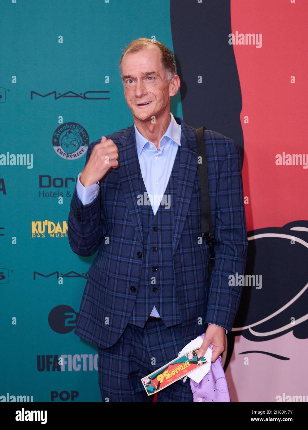 Berlin, Germany. 28th Nov, 2021. Georg Uecker comes to the premiere of ...