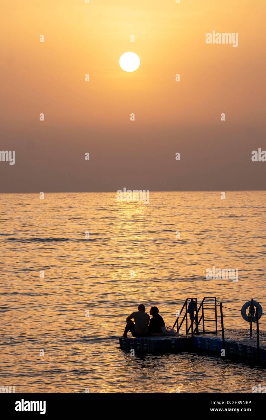 Couple watch sunset together hi-res stock photography and images - Alamy