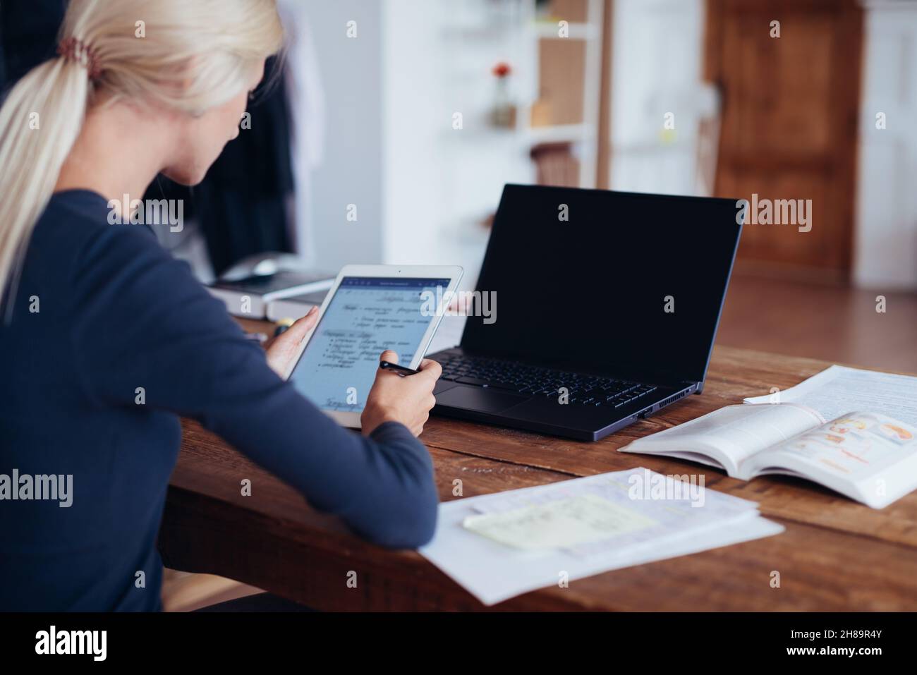 Female student reading notes hi-res stock photography and images - Alamy
