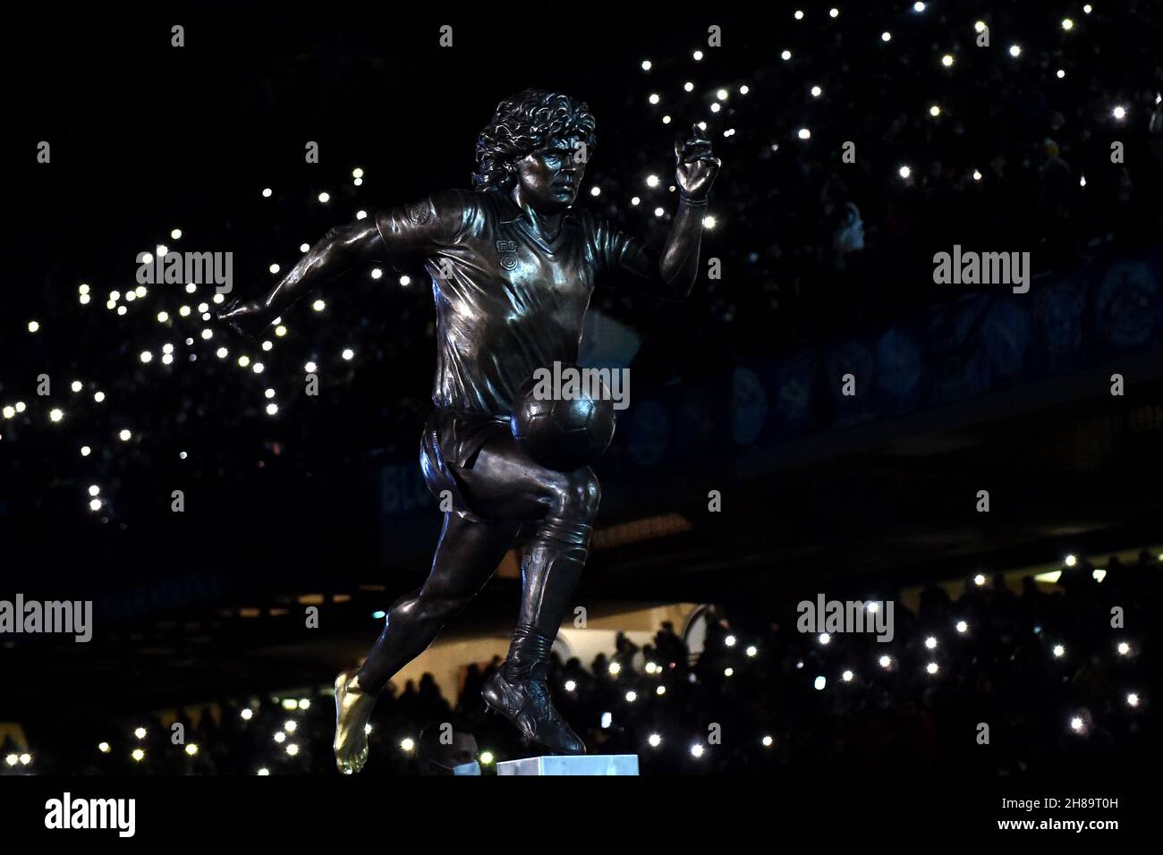 Diego maradona statue hi-res stock photography and images - Alamy