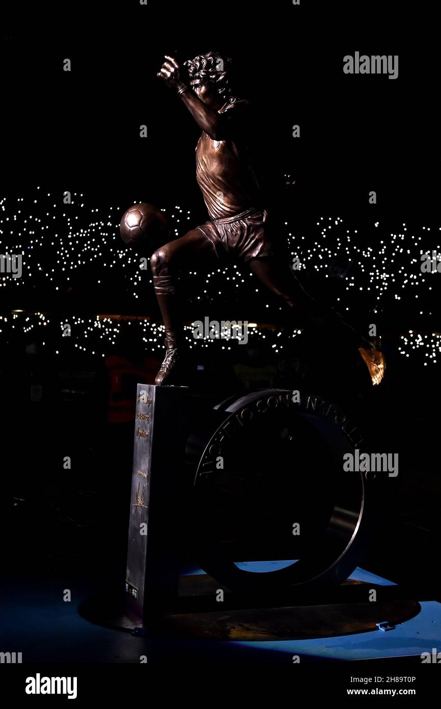 Diego maradona statue hi-res stock photography and images - Alamy
