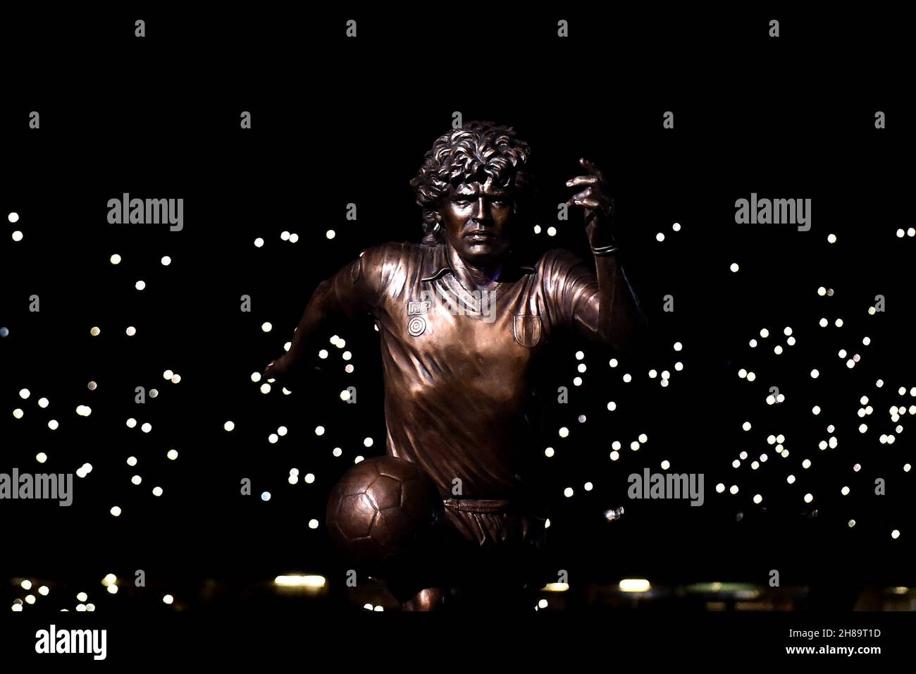 Diego maradona statue hi-res stock photography and images - Alamy