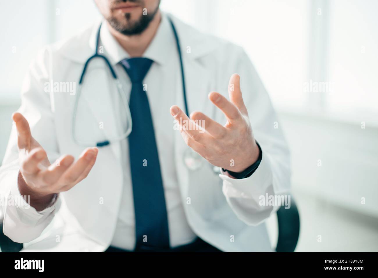 male doctor explaining something to his patient Stock Photo - Alamy