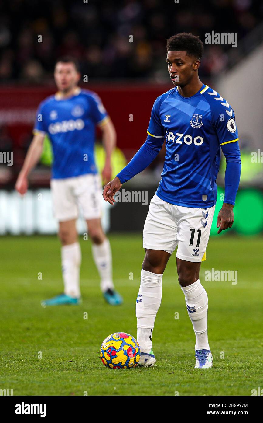 London, UK. 28th Nov, 2021. Demarai Gray of Everton (right) on the ball ...